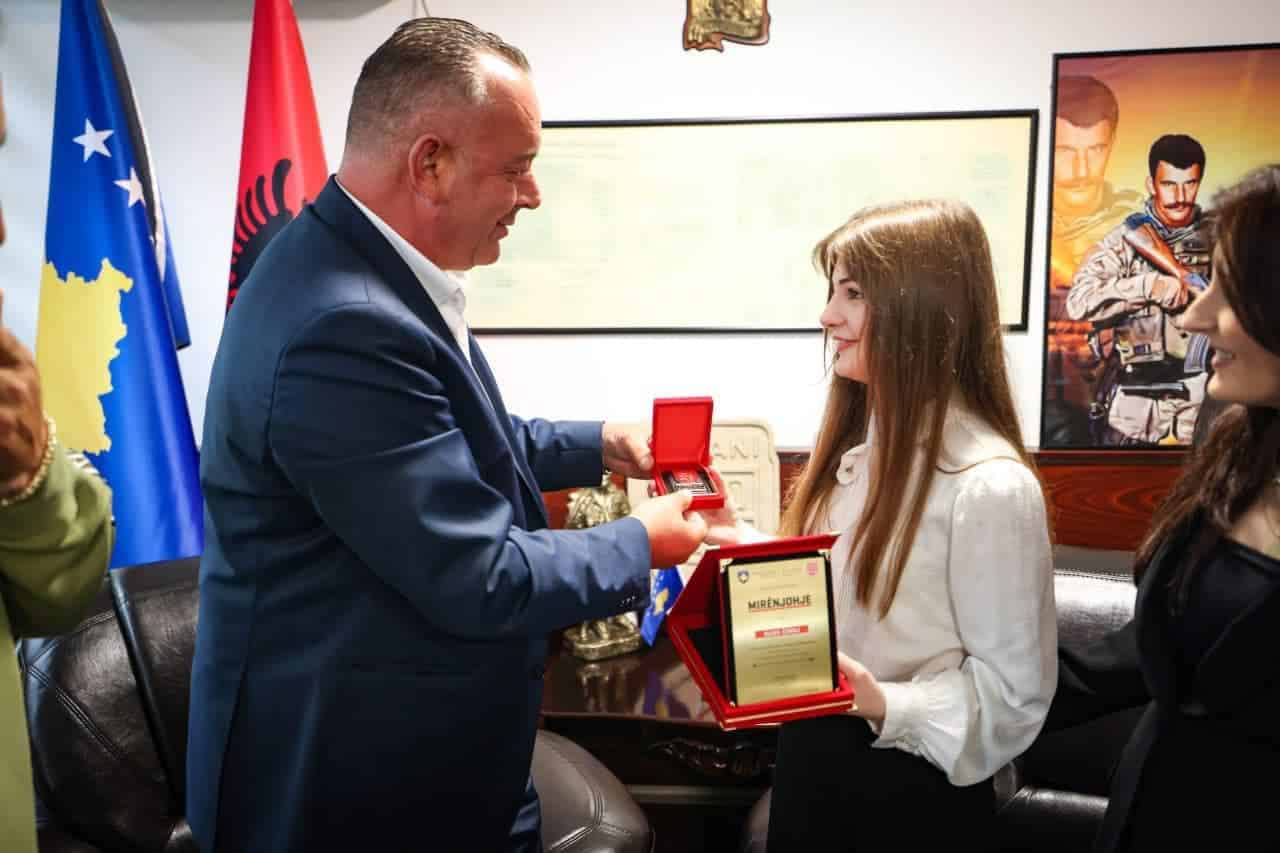 Kryetari Ramosaj ndau mirënjohje për nxënësen e dalluar Alisa Çekaj ...